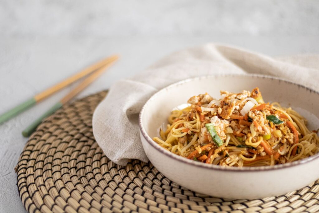 Saté noodles met groenten - 10 minuten - Koken&Bakken doe je zo